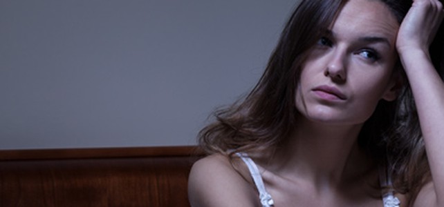 Quel est le rôle du cerveau humain dans le First night effect (FNE)?